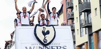Huge crowds enjoy trophy parade in N17 | Tottenham Hotspur